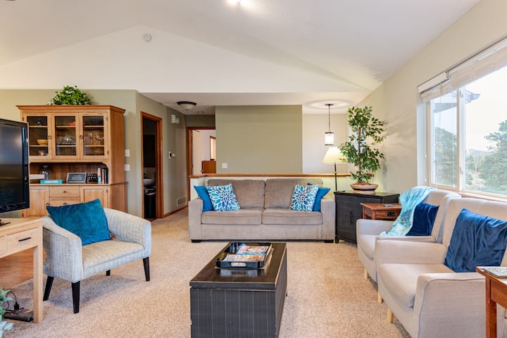 Panoramic Mountain Views! Fireplace, Clean Home! - Estes Park, CO