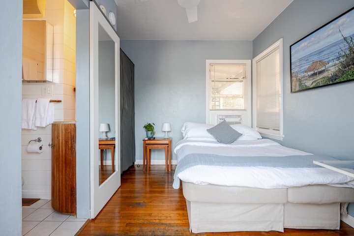 Ocean Beach Jewel - Steps To Beach - San Diego, CA