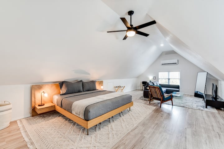 The Third Floor A-frame With King Bed - Wauwatosa, WI