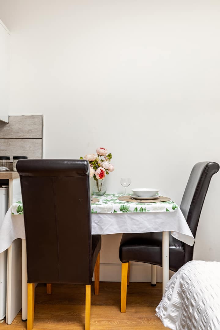 Stunning Studio Flat 2 - 埃普索姆