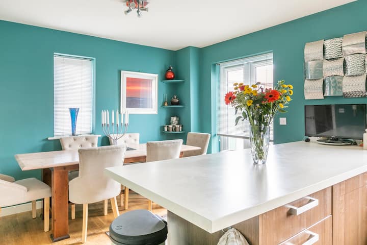Clean, Modern Rooms In Deal + Free Breakfast - Deal
