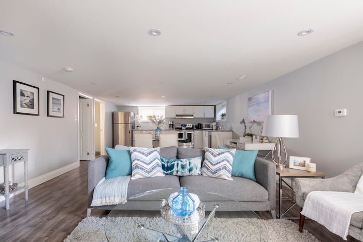 Freshly Updated Suite With Parking & Laundry - Toronto