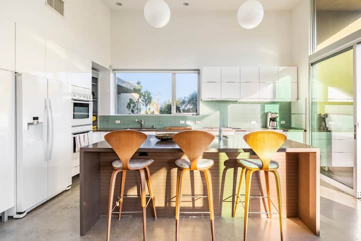 Wonder Walls —Architect Designed—park Views - Yucca Valley, CA