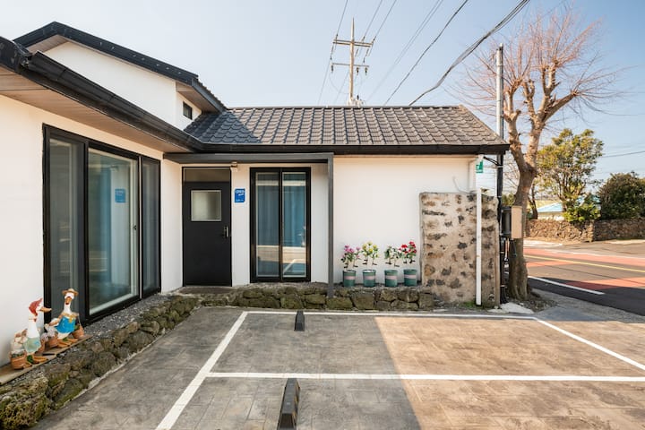 돌담이네A동
한팀만을위한힐링숙소
협제해수욕10분/애월20분
서쪽여행/바베큐1회무료 - Corée du Sud