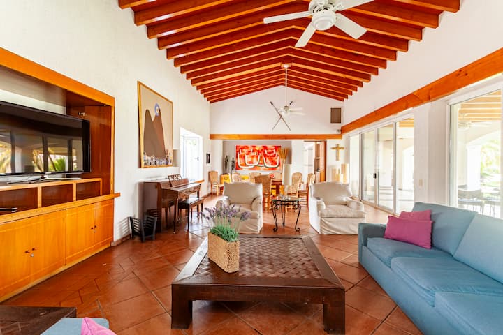 Hermosa Y Amplia Casa Familiar En Fraccionamiento - Cuernavaca