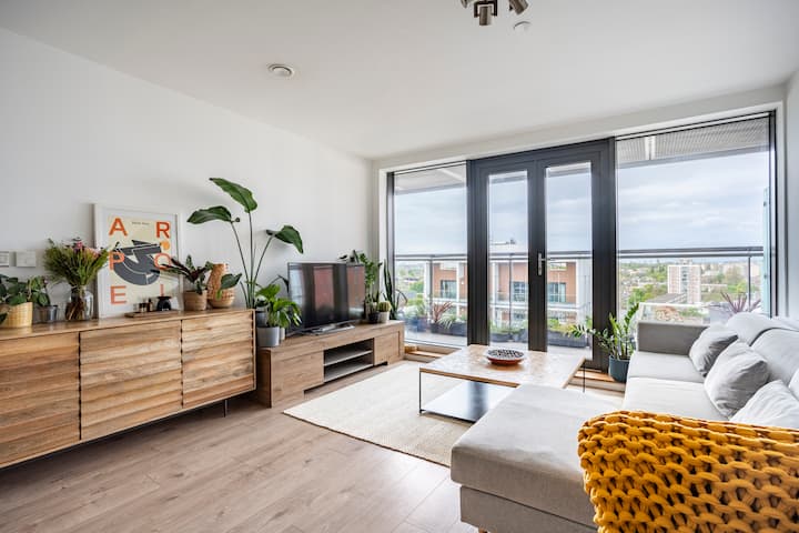 City Skyline Views With Gym & 24/7 Concierge - London