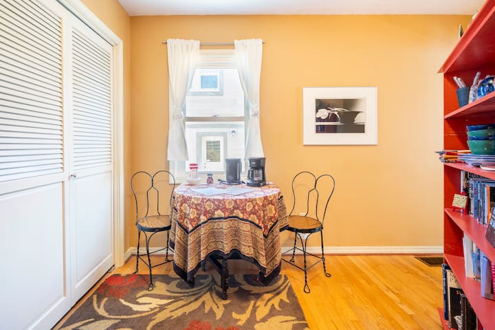 Old World Elegance-3 Room Suite, Private Entrance - Portland, OR