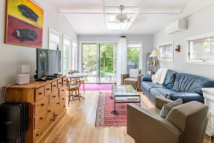 Charming Toe-hold, A Short Walk To Town And Beach - Penzance Road, MA