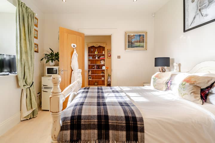 Gill Farm - Chic Double Ensuite - Private Entrance - East Kilbride