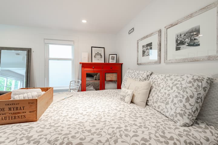 Queen Of The Cove: Open-concept Seaside Flat - Mount Seymour