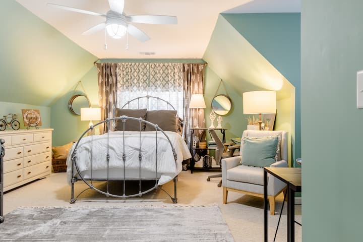 Roswell Getaway: Cozy Suite W/bath & Work Space - Roswell, GA
