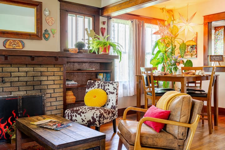 Old Town Historic Bungalow With 2 Private Yards - Albuquerque, NM