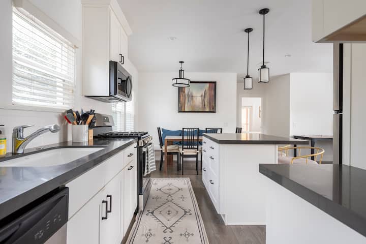 Peaceful Modern Home With Bbq Patio & Romantic Sun Deck - Altadena, CA