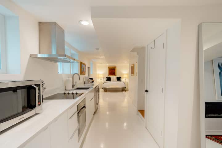 2 Bed W Soaker Tub, Chef’s Kitchen, Dream Patio - Seattle, WA