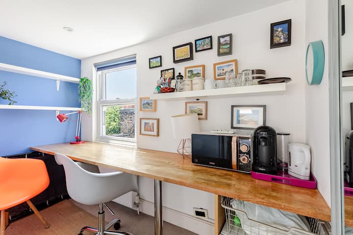 Ensuite Rooms In Friendly House, 2 Mins To Station - London