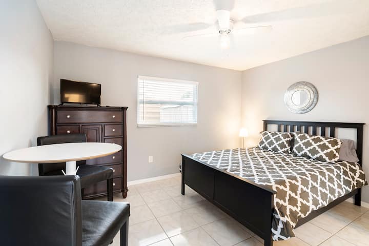 Small Studio In A Great Location! - Siesta Key, FL