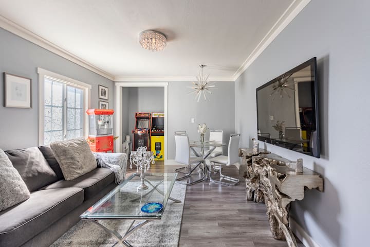 Oakland Luxury Retreat: Arcade, Backyard & Bbq - Alameda, CA