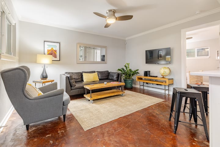 Ground Floor Suite Minutes To Downtown W/ Parking - Austin, TX