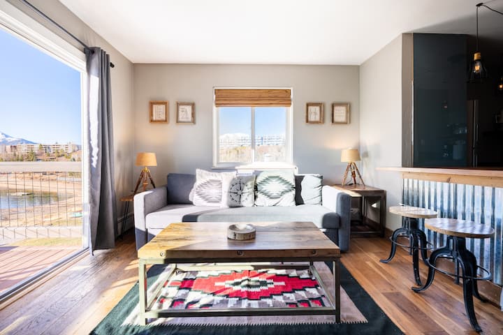 Awesome Lake And Mountain View One Bedroom With Cool Decor - Dillon, CO