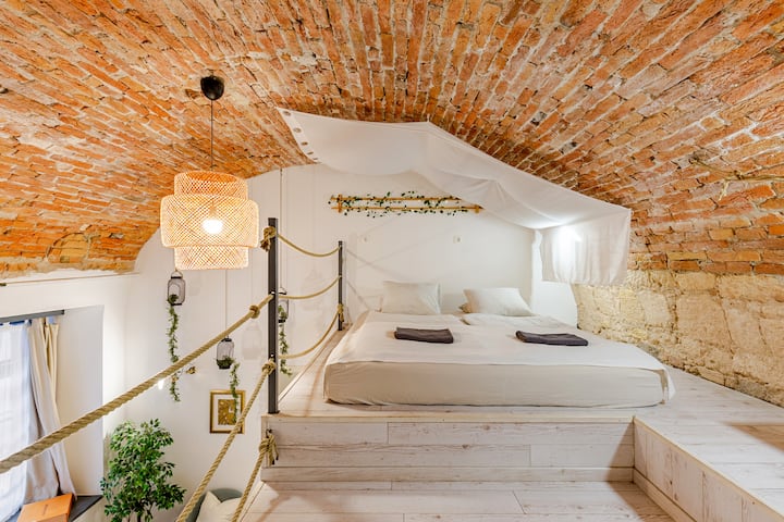 Bohemian Brick Arch Loftcentral, Quiet Oasis W/ac - Budapest