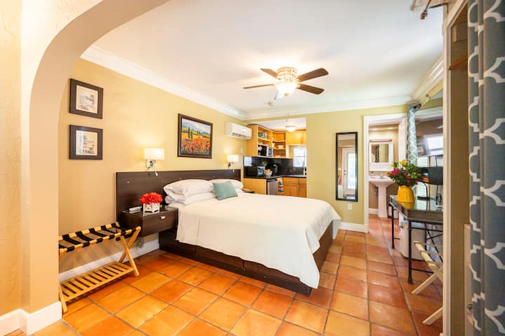 Charming Poolside Cottage - West Palm Beach, FL