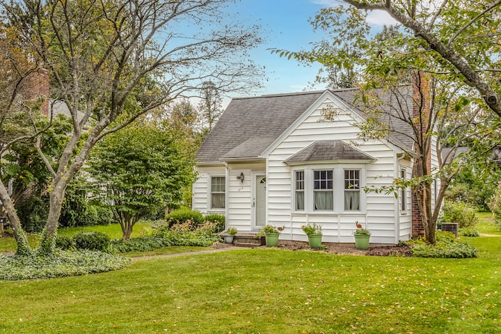 Entire Charming Cape Cod Home, Rochester - State of New York
