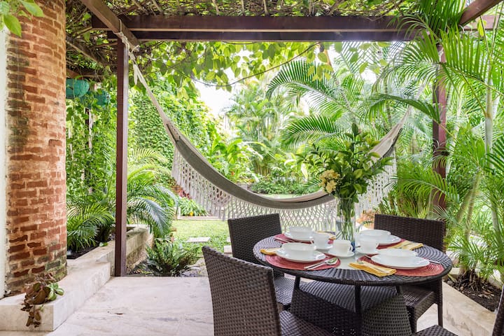 Walled City Apt | Rooftop Pool + Private Garden - Cartagena