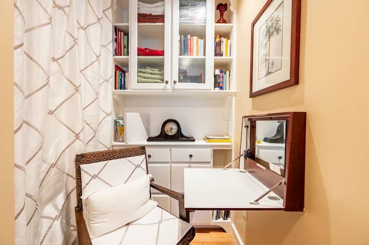 Private Bedroom & Bath Overlooking Tropical Pool. - West Palm Beach, FL