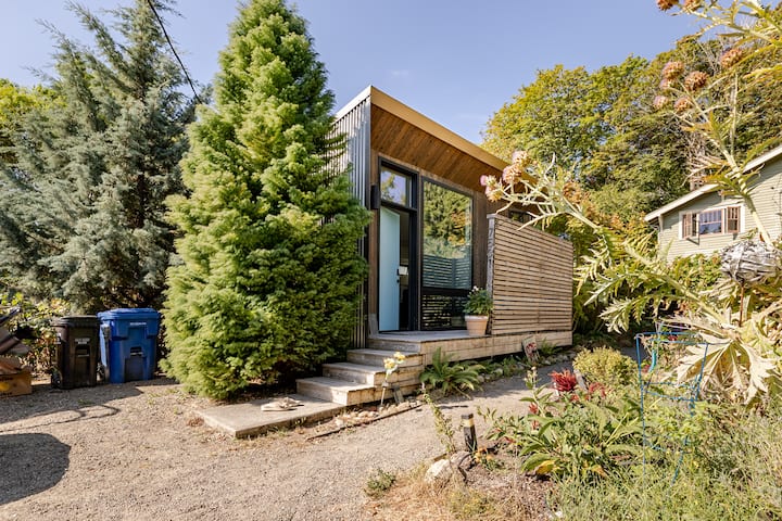 Nestled Modern Home, West Seattle - Seattle, WA