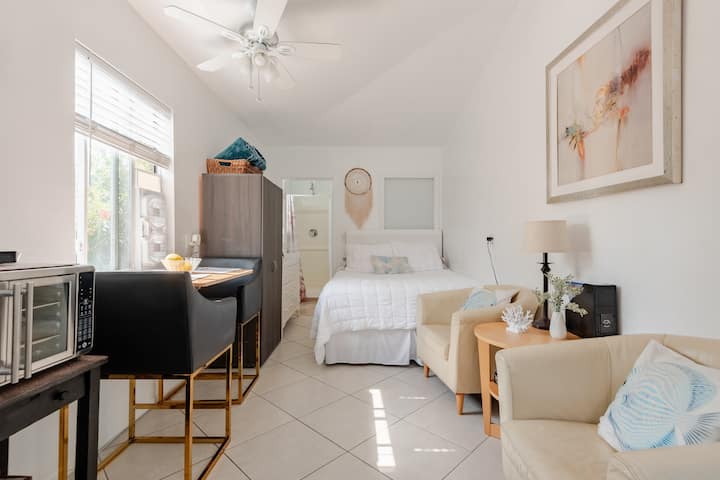 Private Space W/bathroom/kitchen Near The Beach. - Torrance, CA
