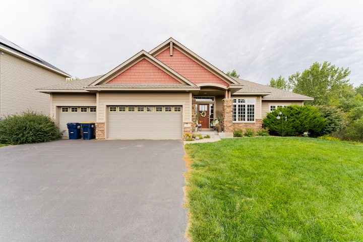 Sanctuary Pond-view Living Close To City - Farmington, MN