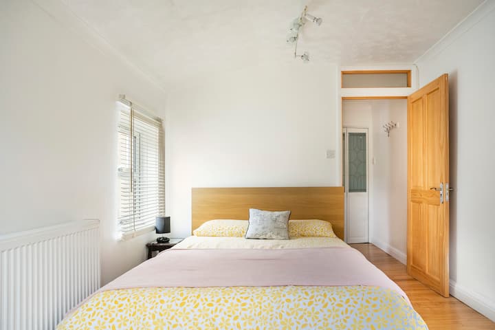New-white Room With Private Bathroom Near Tube - London
