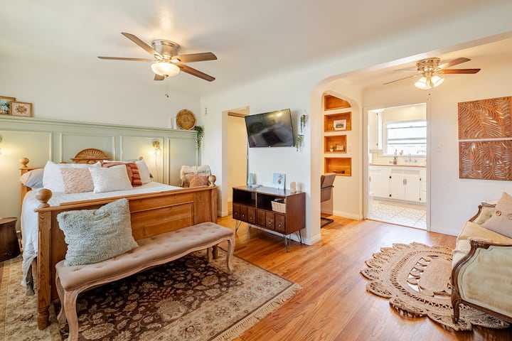 Serendipitous Studio In California Spanish Style Building - Long Beach, CA