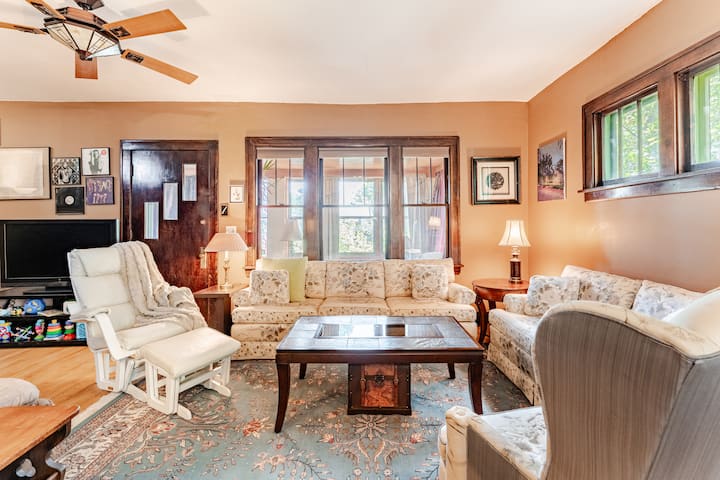 The Cedar: A Warm, Guest-friendly Residence. - Minneapolis, MN