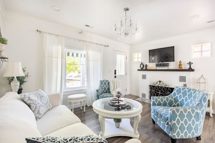 Ivywild Boutique Cottage With Patio - Colorado Springs, CO