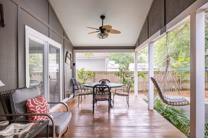 Private King Bed Suite With Rocking Chair Porch - Charleston, SC