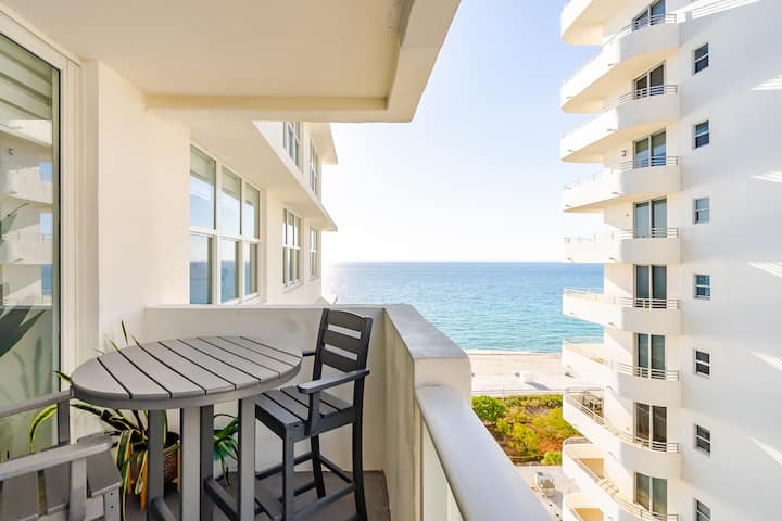 Beach Oasis W/ Balcony, Pool - Elevator To Beach - Miami Beach, FL