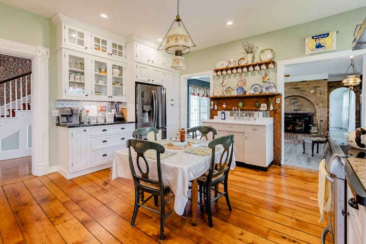 Three Bedrooms Wing In Our Home With Amazing Pool - Seneca Falls, NY
