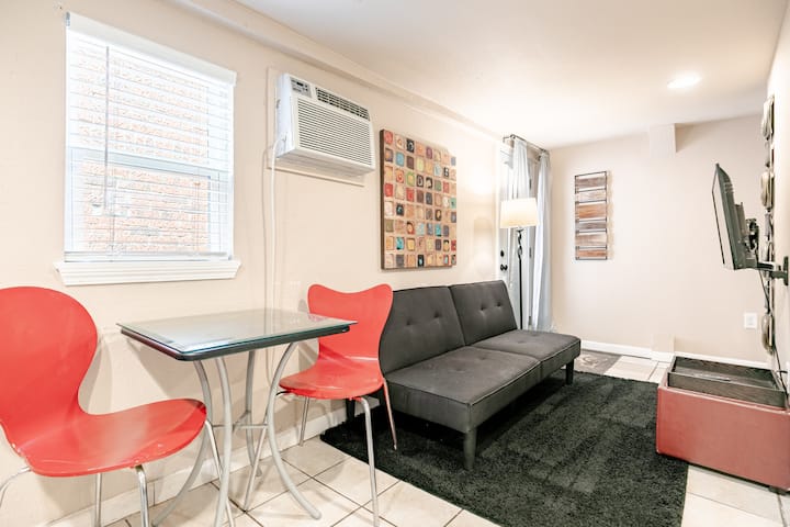 The Augustine I. Coachhouse  Apartment - Dallas, TX