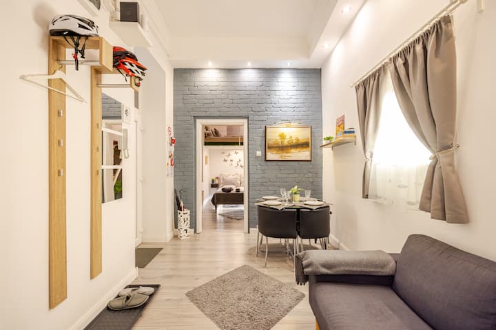 Grey & White  Home ⭐ ⭐⭐⭐⭐ By  Zoltan   + Bikes! - Budapeste