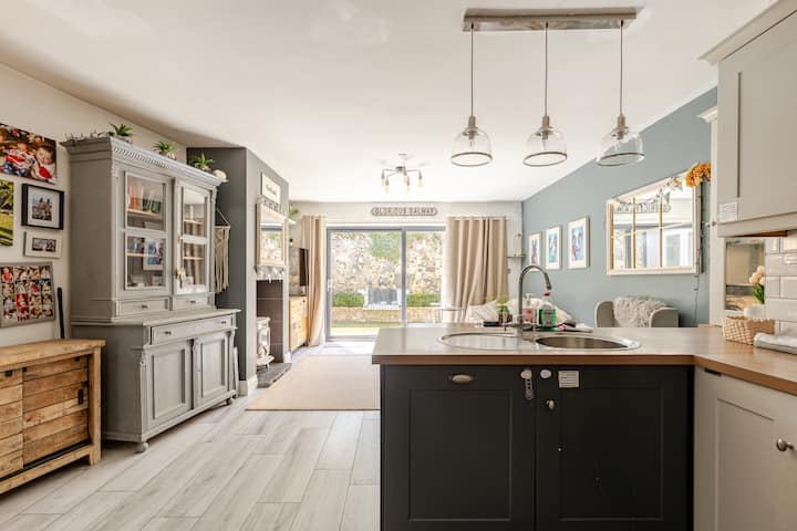 3 Bed - 4 Mins Walk From City Center & University! - Galway