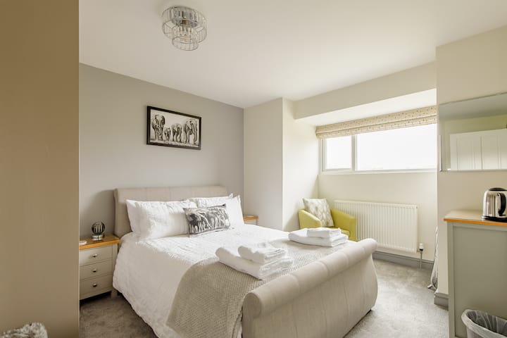Twin Bedroom With Shared Bathroom - Abergele
