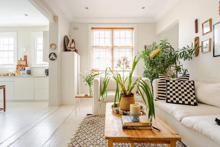 Private En-suite Bedroom Off Trendy Kloof Str. - Cape Town