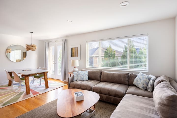 Mid-century Mod I -With Many Positive Reviews - Arlington, VA