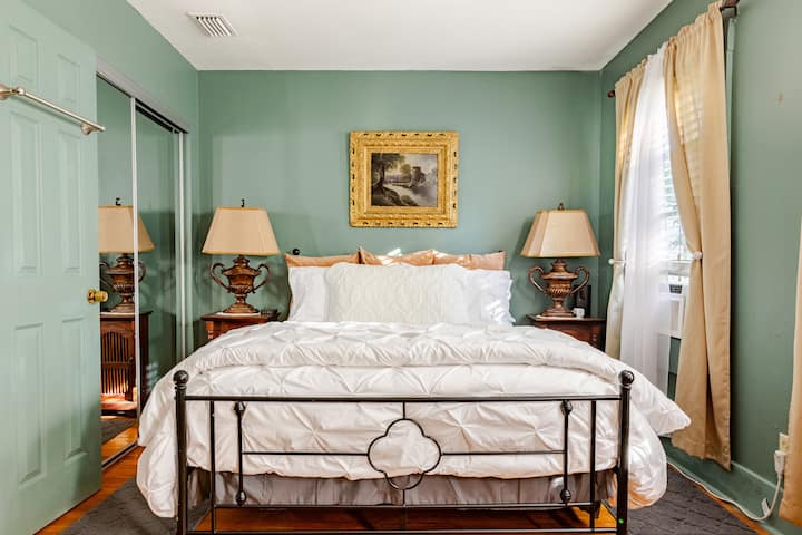 The Historic Chelsea House. - A Jewel Box Property - Savannah, GA