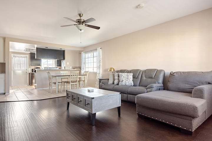 Cozy Home Near Cal State Long Beach - Long Beach, CA