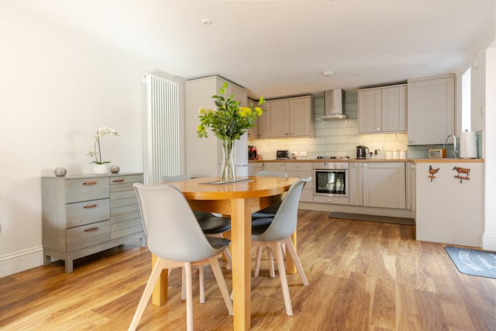 Beautiful Cozy But Spacious City Cottage & Parking - Whitstable