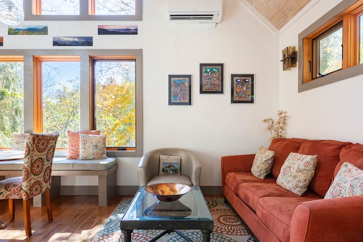 Enchanting Cottage Near Downtown Asheville - Asheville, NC