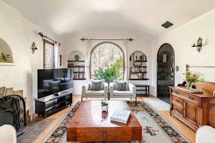 Secluded Architectural Gem With Backyard Garden - Los Angeles, CA