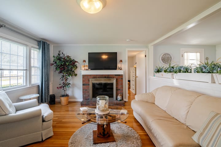 Clean And Spacious 3br Ranch Near Craigville Beach - Barnstable, MA